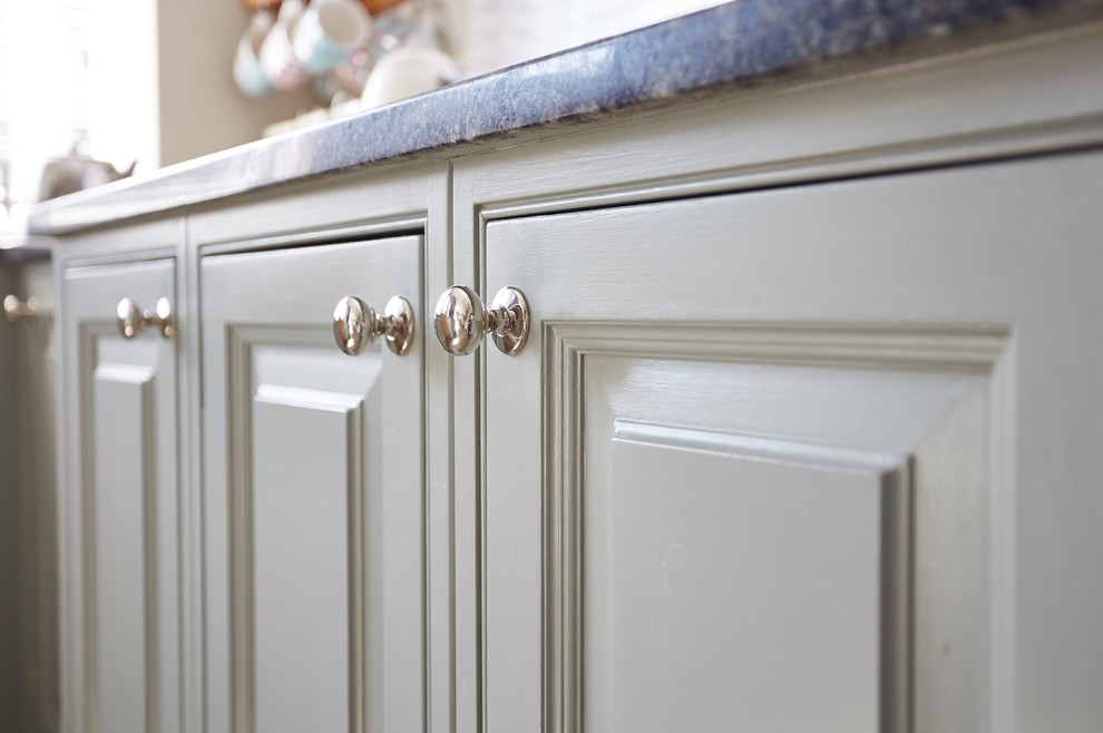 Traditional Shaker Kitchen with Raised and Fielded panels - Traditional ...