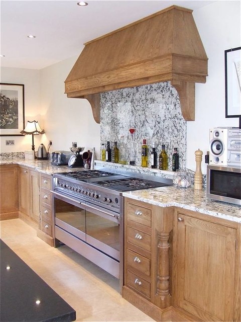 Traditional solid oak kitchen with made to measure cabinets ...