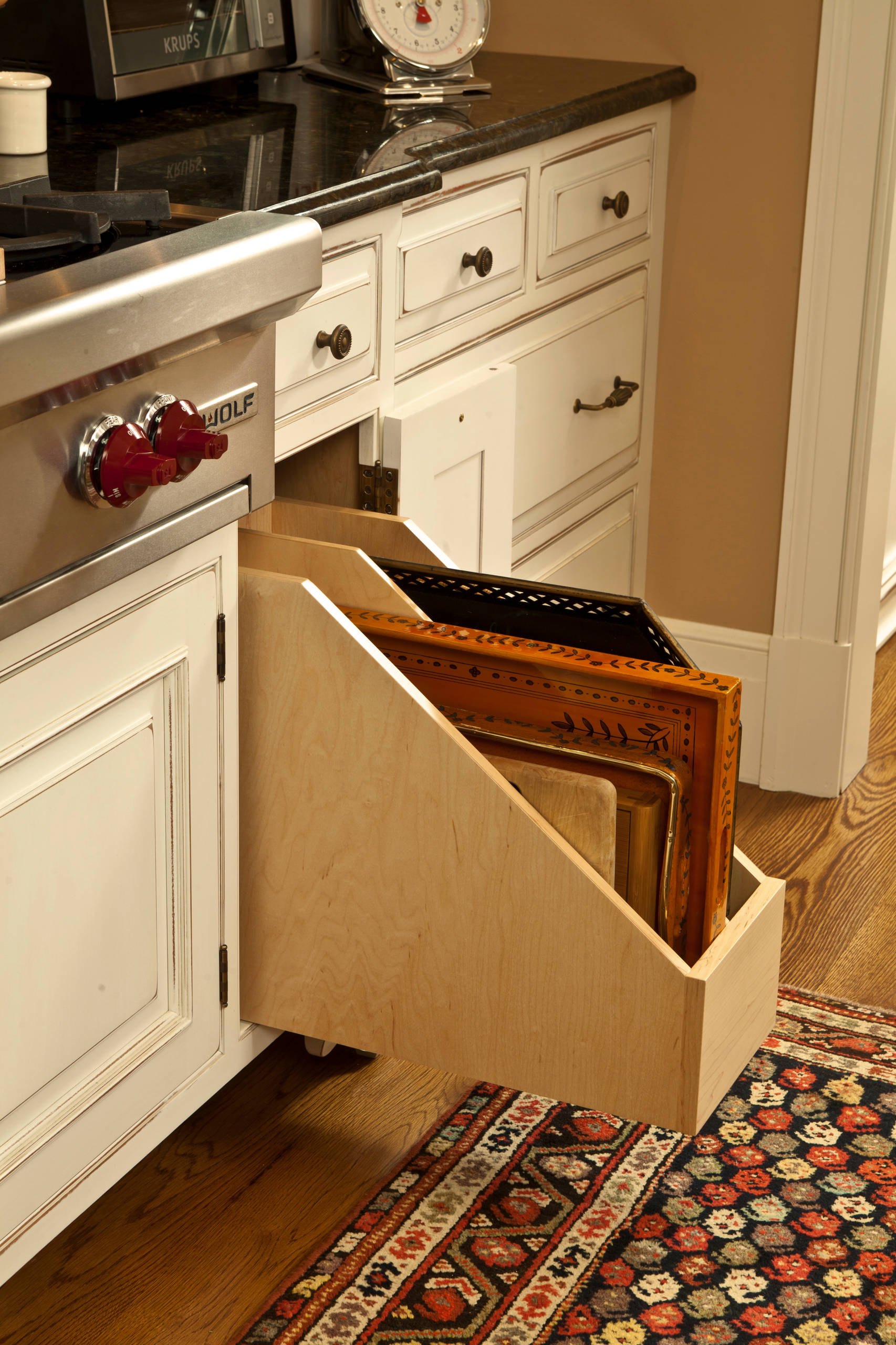 Pulling Power: Clever Drawer Tactics for a Kitchen in Apple Pie Order ...