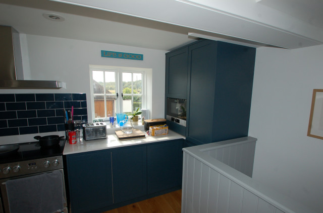 True handlessless painted shaker kitchen with quartz worktops ...