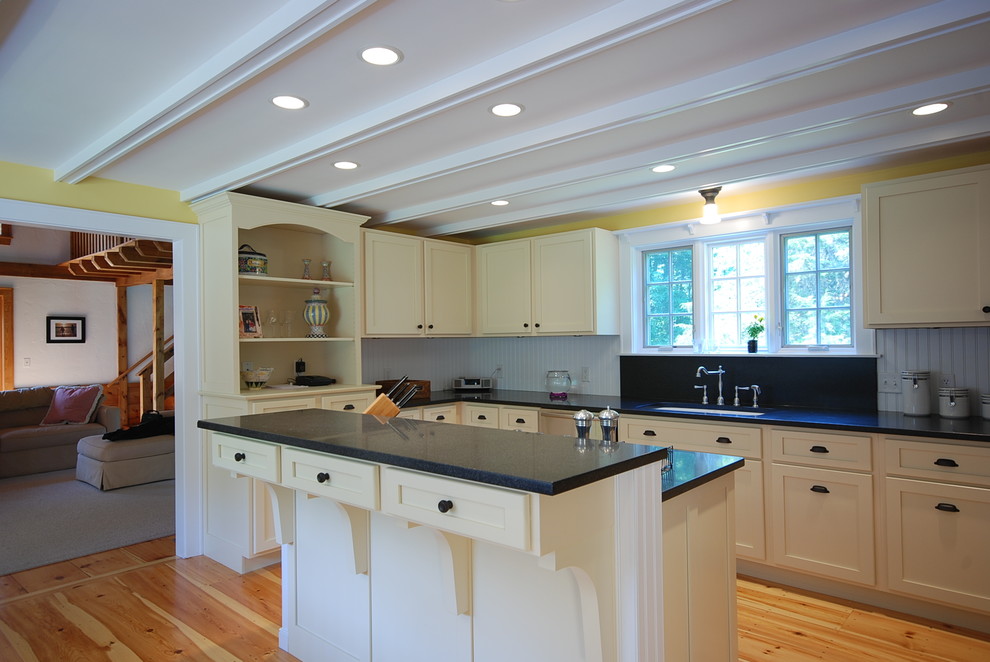 Two height counters on a kitchen island - Classique - Cuisine - Boston ...