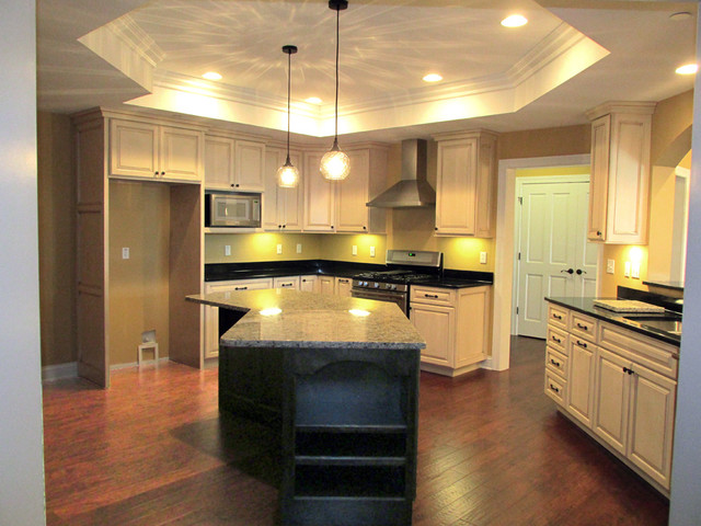Two tone kitchen; painted maple and espresso - Traditional - Kitchen ...