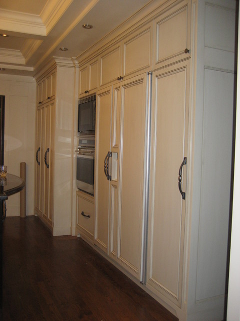 Two-tone kitchens and Glazed kitchens - Traditional - Kitchen - Toronto ...