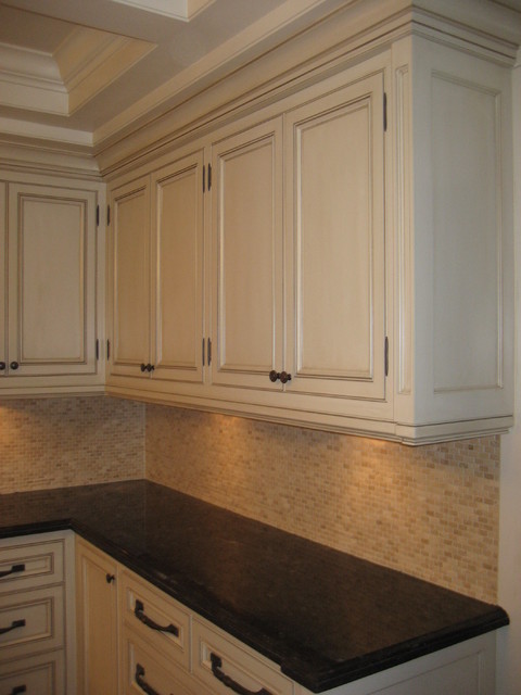 Two-tone kitchens and Glazed kitchens - Traditional - Kitchen - Toronto ...