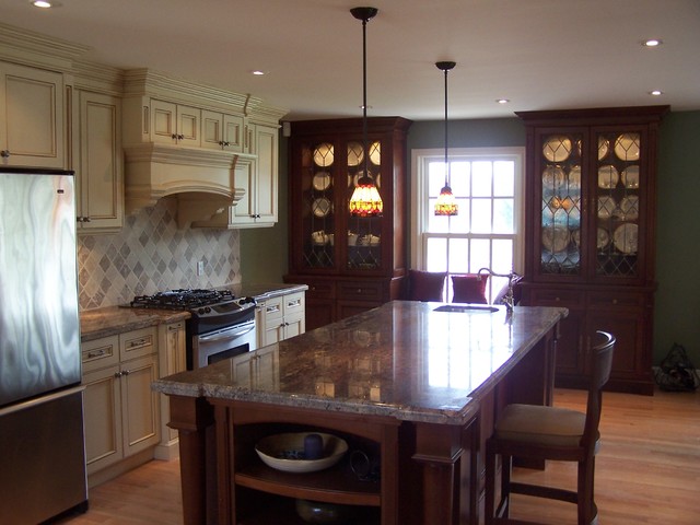 Two-tone kitchens and Glazed kitchens - Traditional - Kitchen - Toronto ...