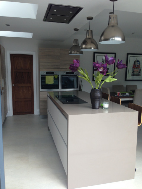 Warm Modern Family Handless Kitchen - Modern - Kitchen - London - by ...