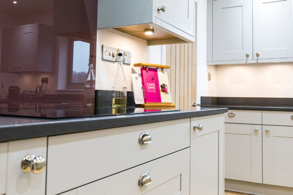 Warm Traditional Open Plan kitchen with a splash of colour ...