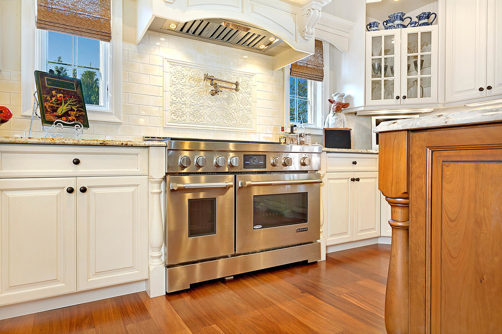 Waterfront Kitchen with Classic and Timeless Style - Traditional ...