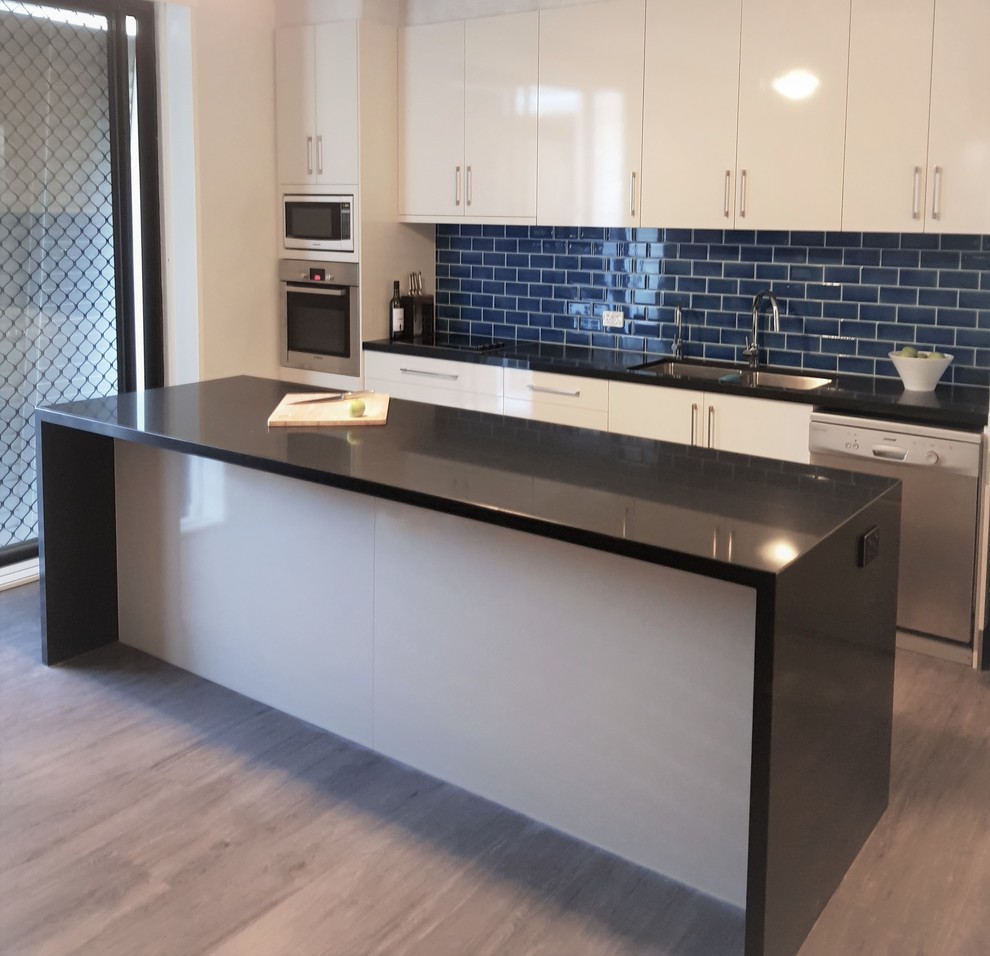 WAVELL UNIT REVAMP - Modern - Kitchen - Brisbane - by House of Kitchens ...