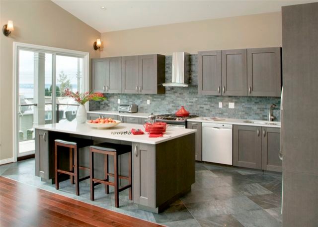 West Vancouver - A monochromatic gray kitchen - Contemporain - Cuisine ...