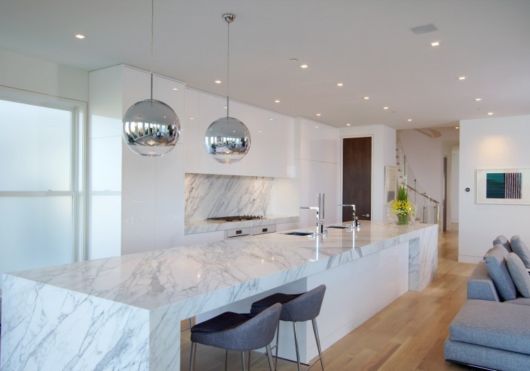 White Calacatta Kitchen Island and Waterfall - Moderno - Cucina - San ...