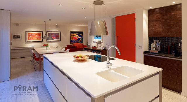 White handleless kitchen in Leeds - Kitchen - Surrey - by Pyram UK | Houzz