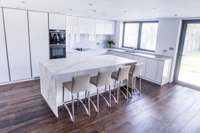 White Handleless Kitchen with 3D edging & Dekton Worktop - Kitchen ...