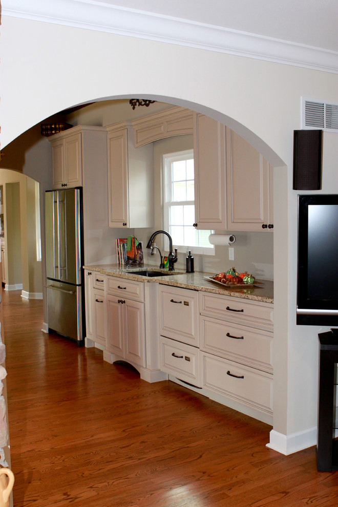 White kitchen arched openings - Craftsman - Kitchen - St Louis - by JR ...