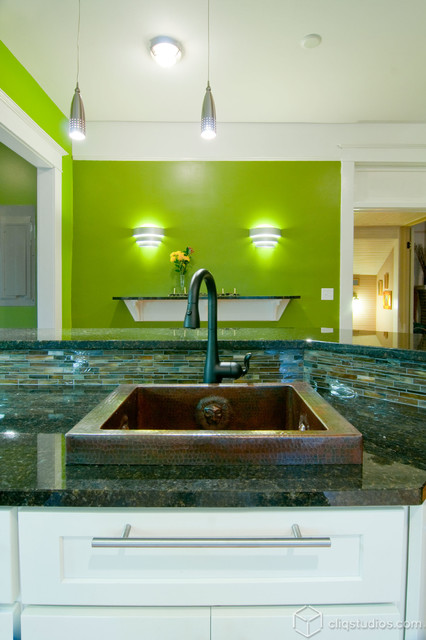 White Kitchen in a 1918 Cottage Style Farmhouse - Contemporáneo ...