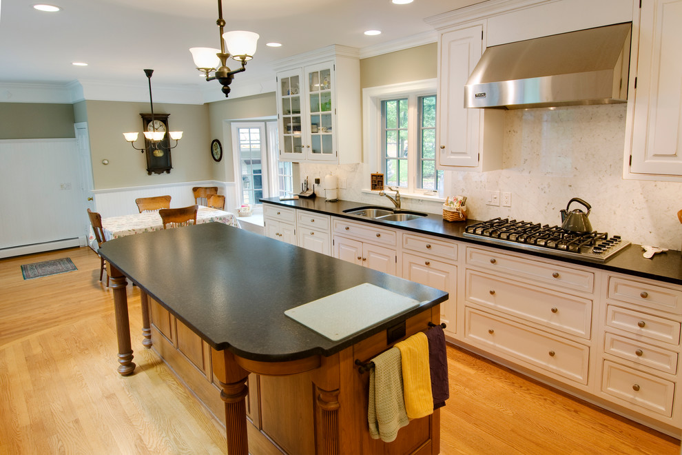 White Kitchen with Wood Contrasting Island - Classique - Cuisine ...