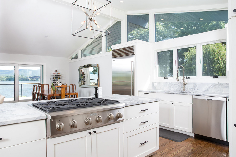 White Mid-Century Modern Kitchen - Retro - Cocina - Nueva York - de ...