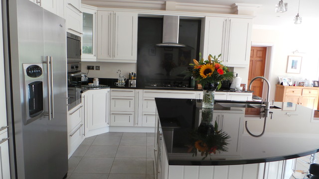 White painted Shaker-style kitchen - Classique Chic - Cuisine ...
