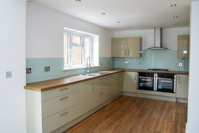 WHITE "RAINBOW SPARKLE" glass kitchen splashback bu CreoGlass Design ...