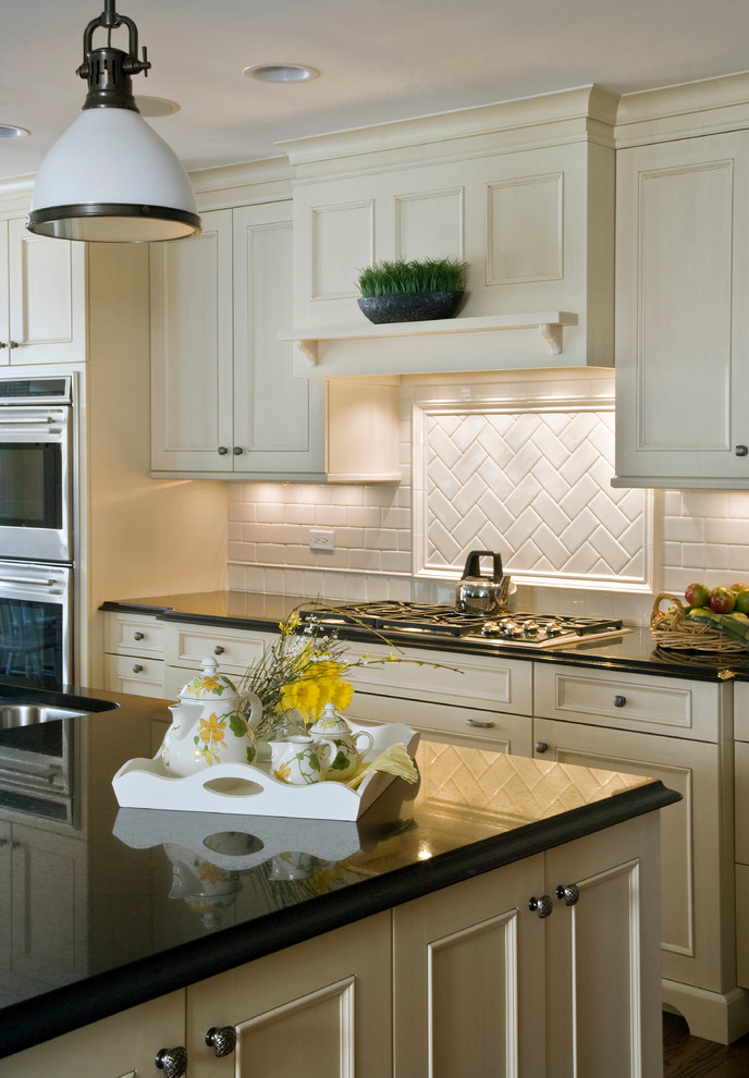 White Recessed Panel Brookhaven Cabinet Kitchen with Cabinet Hood and ...