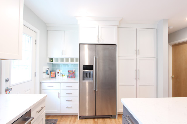 White Shaker Kitchen with Dark Grey Island and Glass Backsplash ...