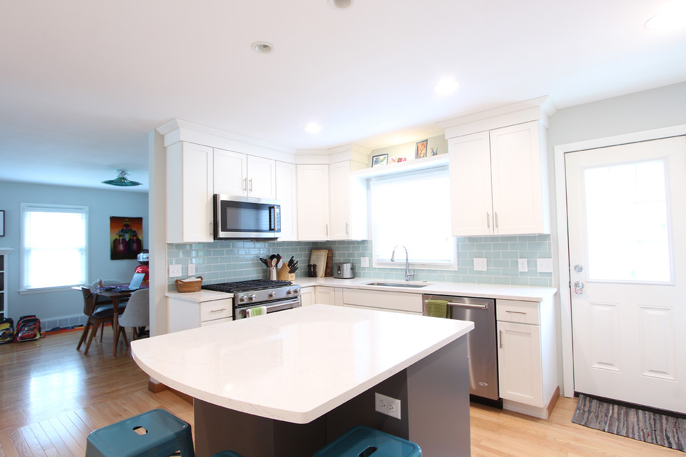 White Shaker Kitchen with Dark Grey Island and Glass Backsplash ...