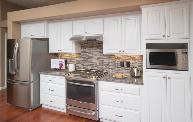 White Thermofoil kitchen - Classique - Cuisine - Sacramento - par ...