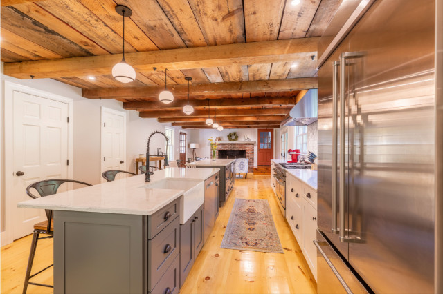 Wide Eastern White Pine Plank Floor - Kitchen with 2 Islands - Casa de campo - Cocina - Boston ...