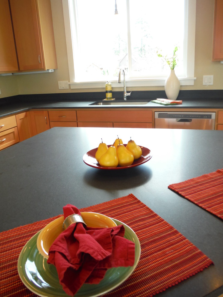 Willow Pond - Traditional - Kitchen - Portland - by Hood River reDesign ...