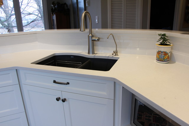 Wonderful White Corner Kitchen - Classique Chic - Cuisine - Toronto ...