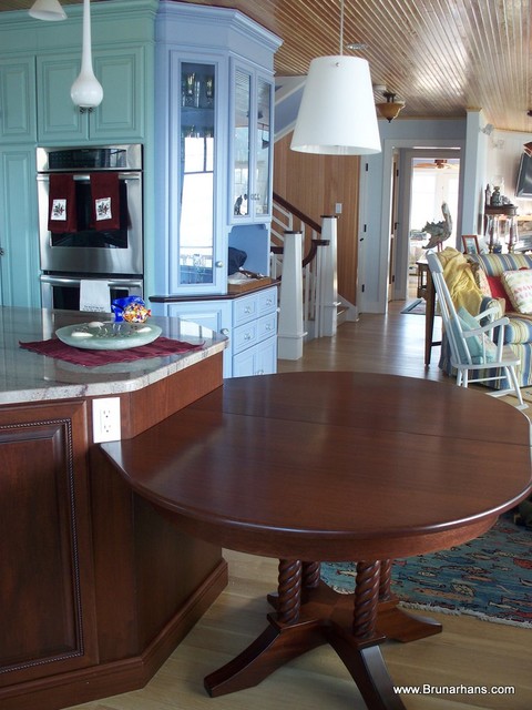 Wood Round Island - Traditional - Kitchen - Bridgeport - by Brunarhans ...