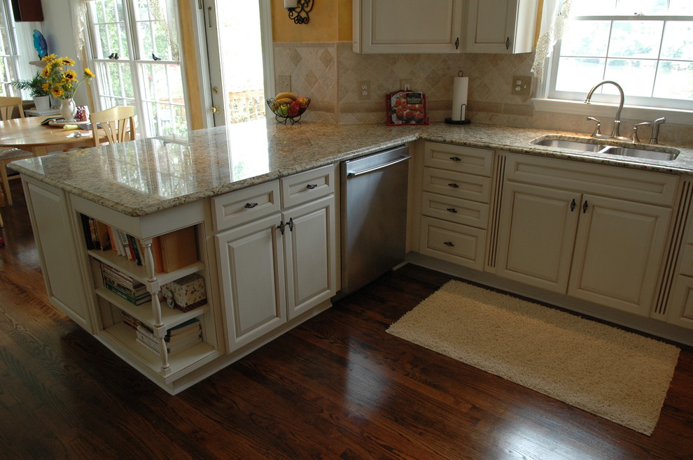 Woodvale Maple Square In Canvas With Coco Glaze By KraftMaid Cabinetry ...