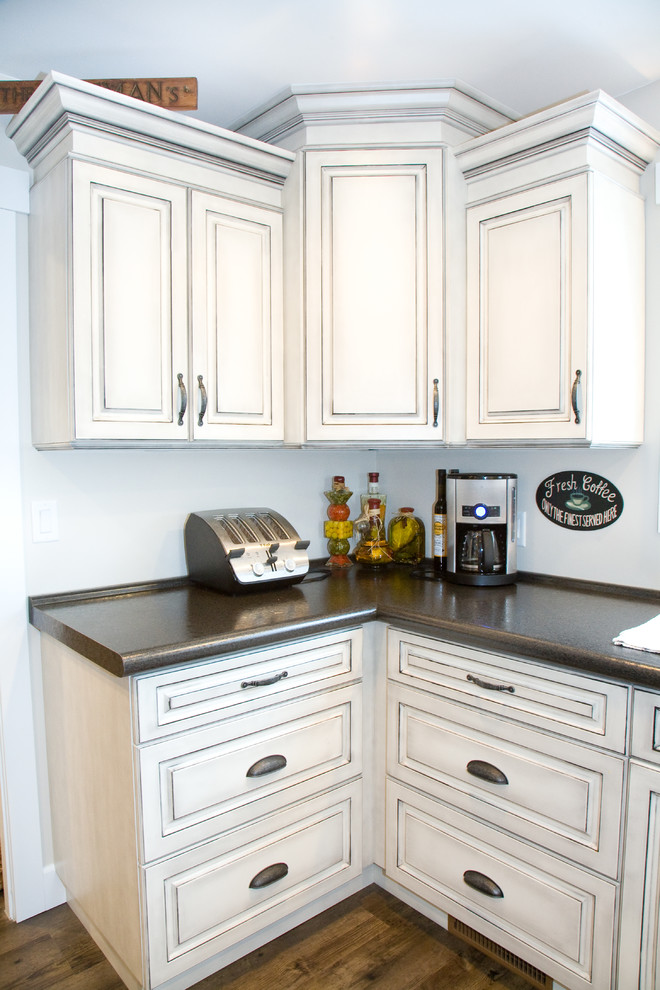 Yale - Traditional - Kitchen - Vancouver - by Starline Cabinets | Houzz