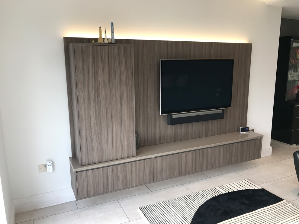 Zurfiz True Handleless Kitchen in Ultra Cashmere and Woodgrain Accent ...