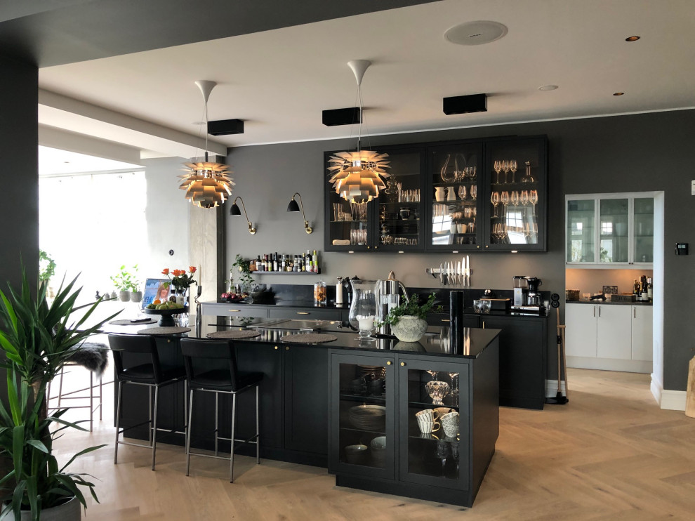 Multform / Form 12 / Mörkgrått kök med massiv köksö - Modern - Kitchen ...