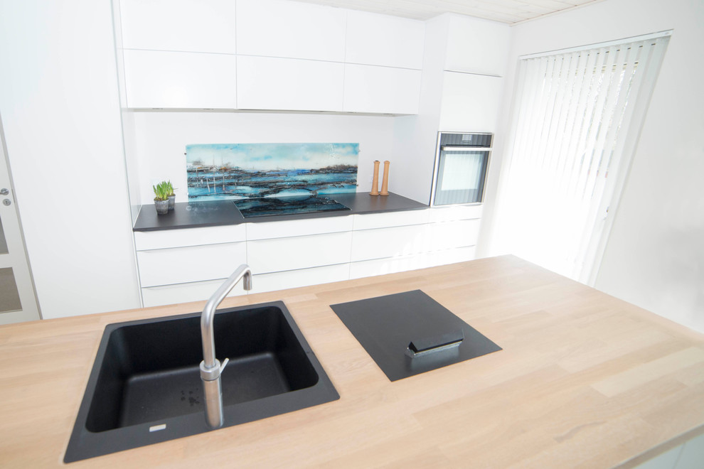 HAV / Glass Backsplash in Svane Kitchen - Modern - Kitchen - Copenhagen ...