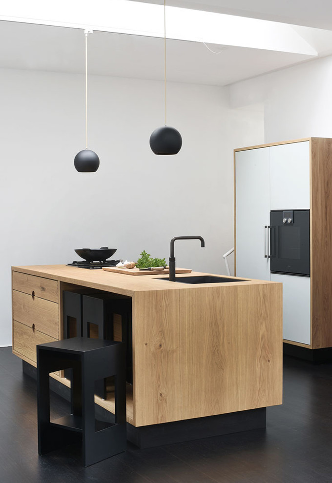 Køkken i massiv eg med runde fræsede greb - Modern - Kitchen - Odense ...