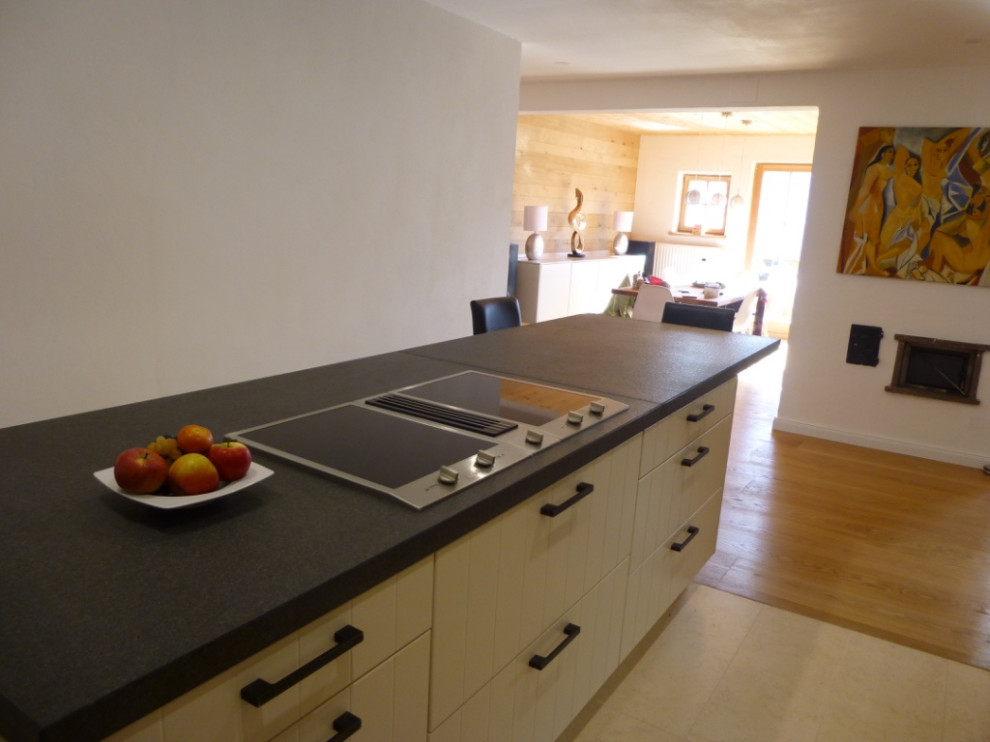 Landhaus modern: Küche mit Insel - Country - Kitchen - Hamburg - by ...