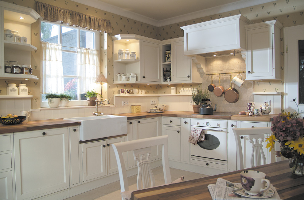 Landhausküche in Weiss - Farmhouse - Kitchen - Dusseldorf - by British ...