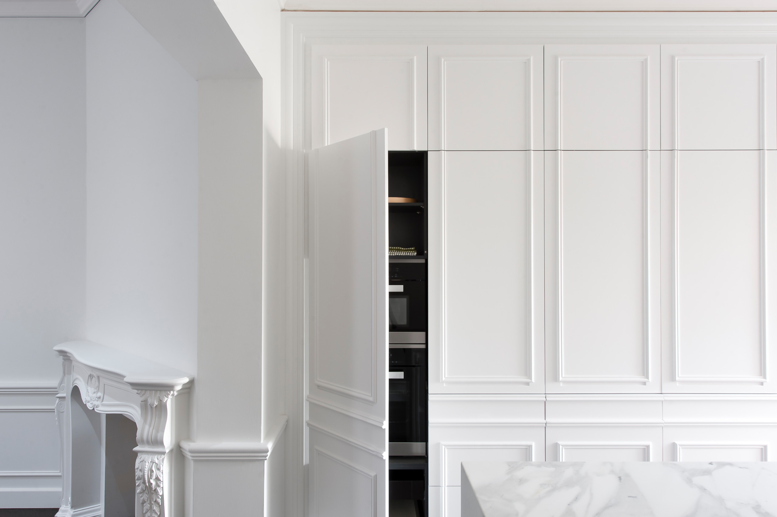 Stickybeak of the Week: A Parisian-Style Kitchen With Hideaway Elegance ...