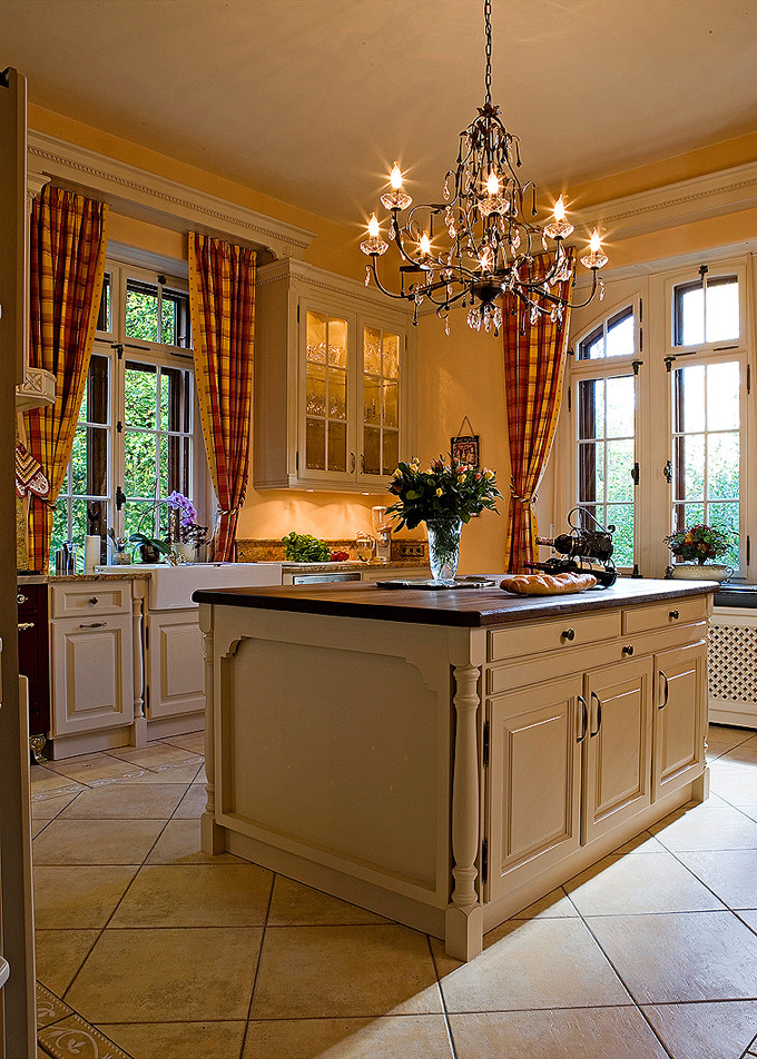 Weiße Landhausküche im klassischen Stil - Traditional - Kitchen - Other ...