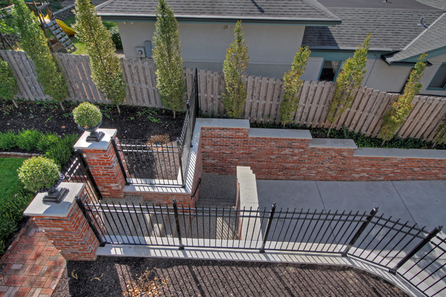 An Elegant Swimming Pool - Classique - Jardin - St. Louis - par Mosby ...