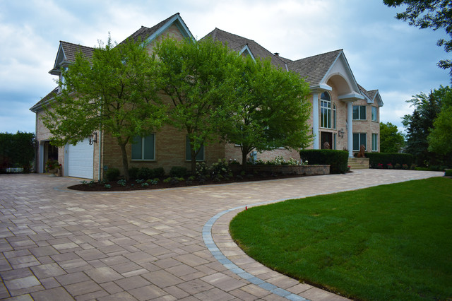 Award-Winning Grand Entrance and Driveway - Contemporain - Jardin ...