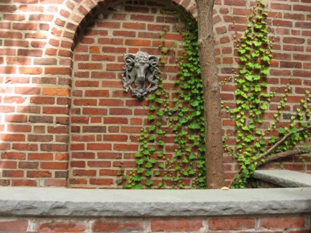 Brick wall enclosures with bluestone wall caps - Classique - Jardin ...
