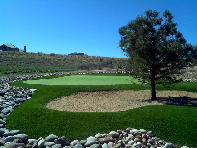 Castle Pines Putting Green with Sand Trap - Contemporain - Jardin ...