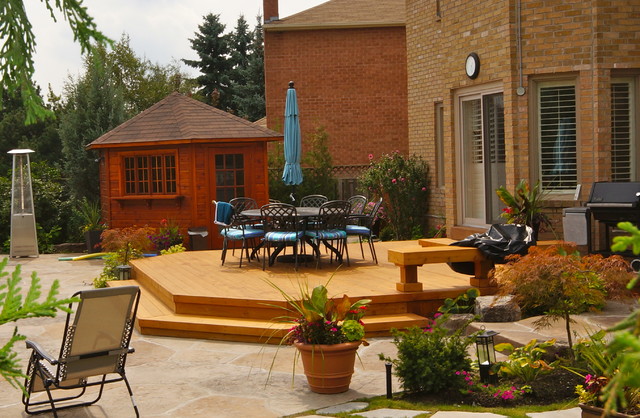 Cedar Pool deck with flagstone interlocking - Minimalistisch - Garten ...
