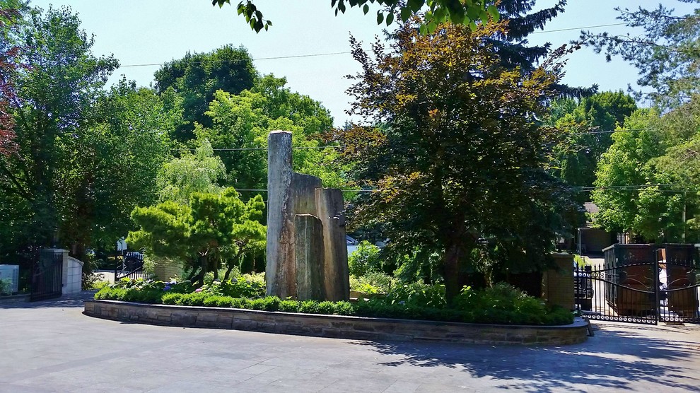 CIRCULAR DRIVEWAY ISLAND OASIS. THORNHILL - Modern - Landscape ...