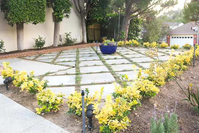 Concrete pavers with ground cover - Los Feliz - Garten - Los Angeles ...