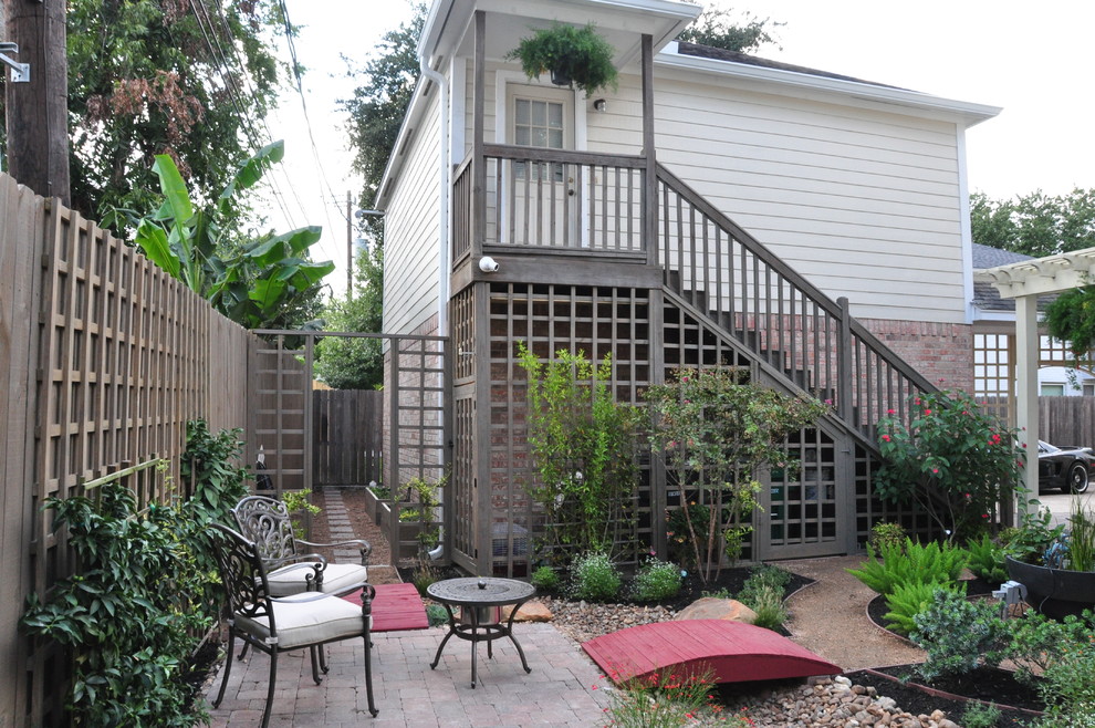 Contemporary grassless landscape in West University - Contemporary ...