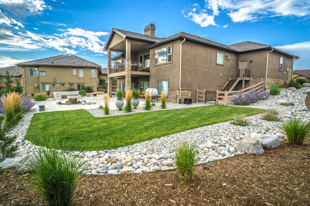Contemporary Landscape with Basalt Columns Water Feature - Contemporary ...